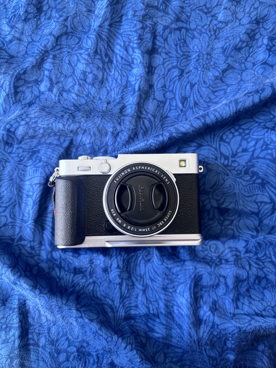 Sold: Fuji X-E5 Silver Kit With XF23mm F2.8 Lens - Boxed - Small Rig L ...